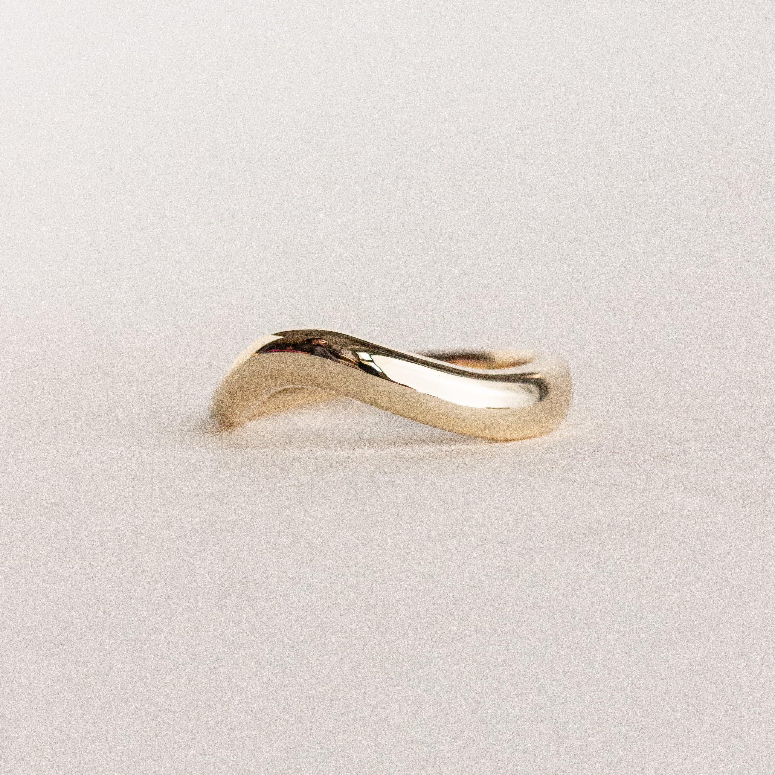 Wave-Inspired Contour Wedding Band | The Wave Band | Evorden